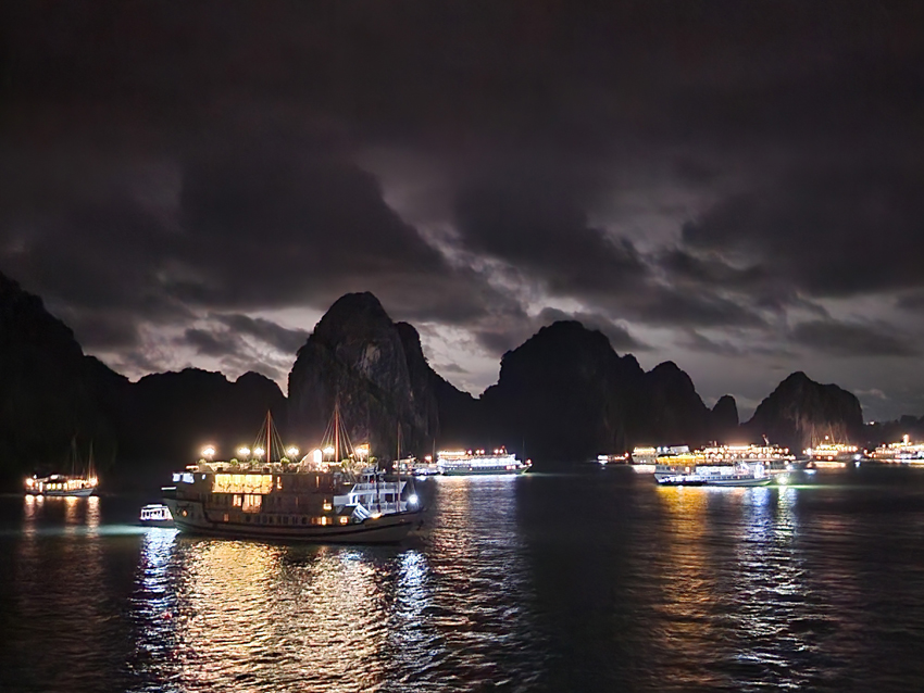 Cloudy days at Halong Bay (video) - Powers To Travel